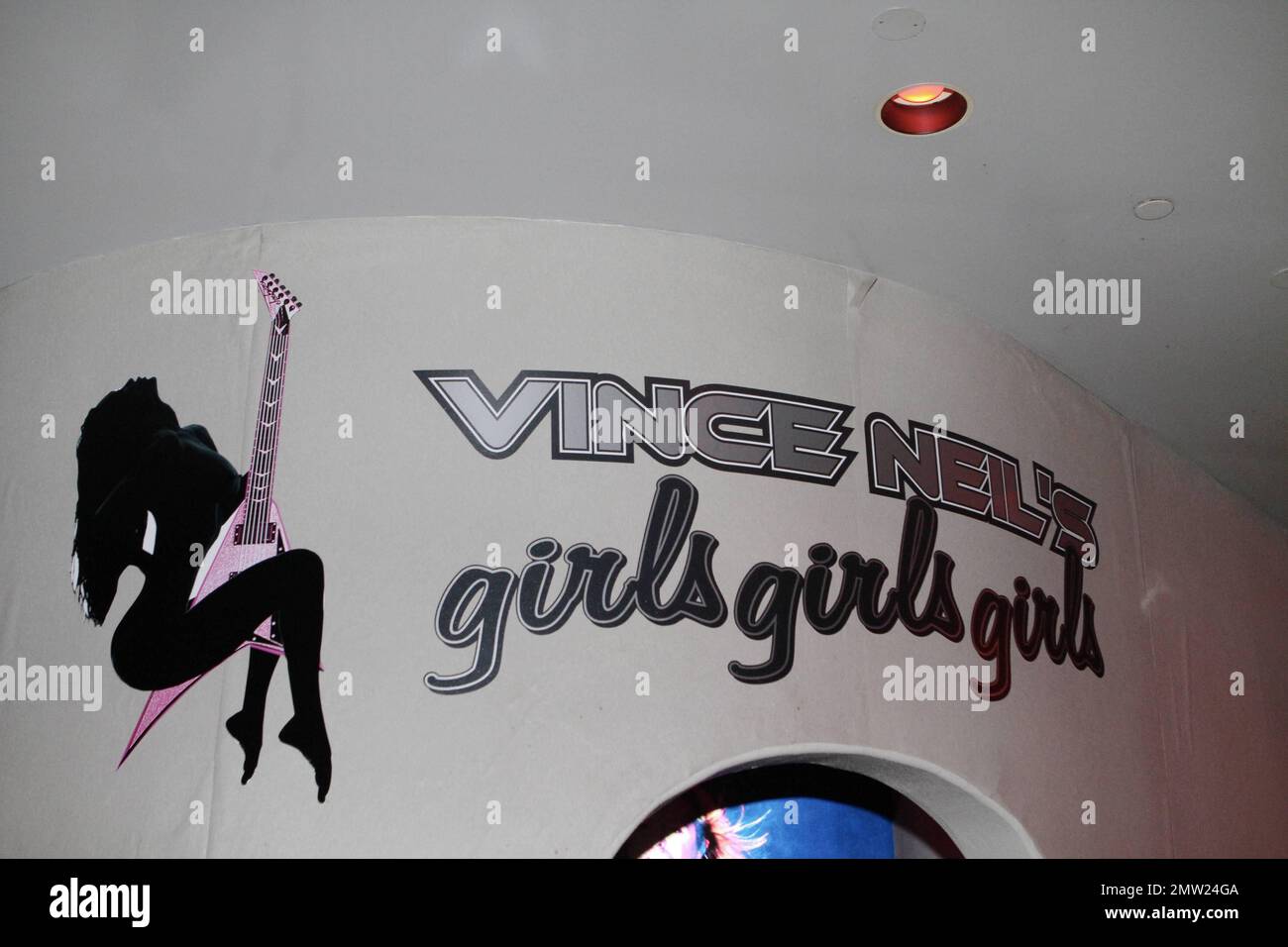 'Motley Crew' front man Vince Neil opens his new strip club 'Girls ...