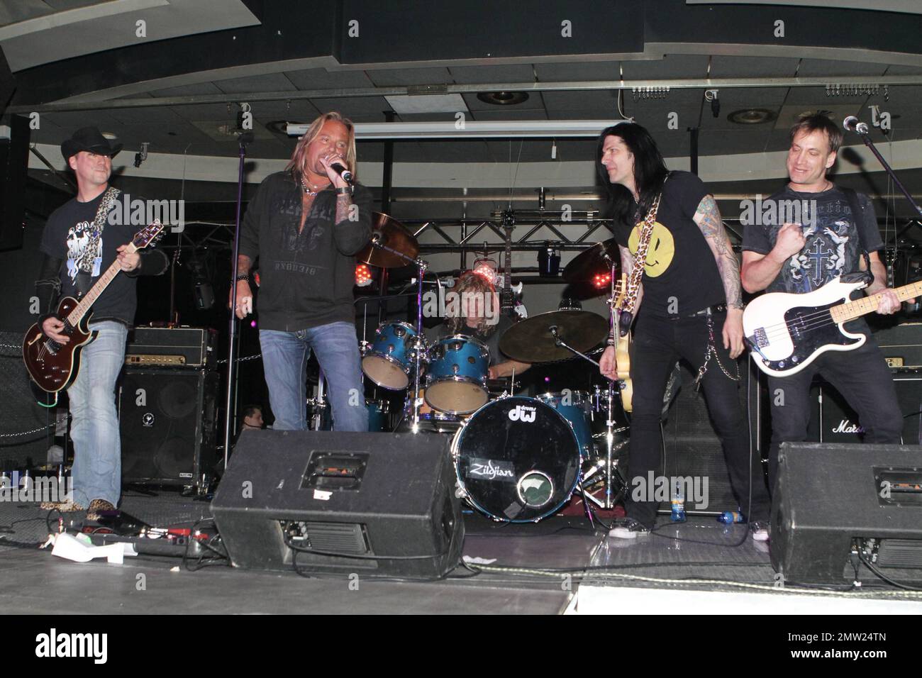 EXCLUSIVE!! - Vince Neil performs live with the 'Sin City Sinners' at ...