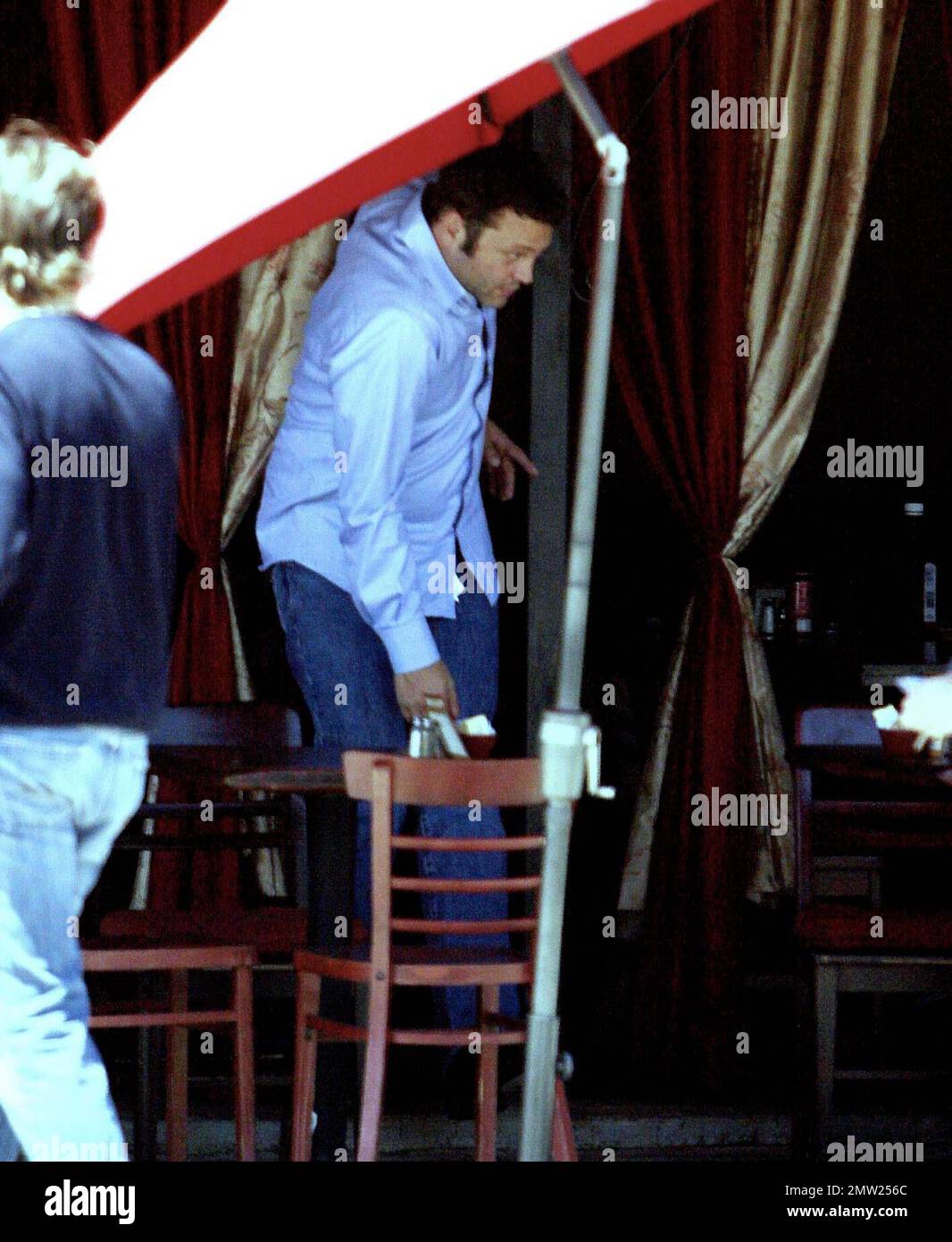 Exclusive!! Vince Vaughn had a spot of trouble ducking in and out of ...