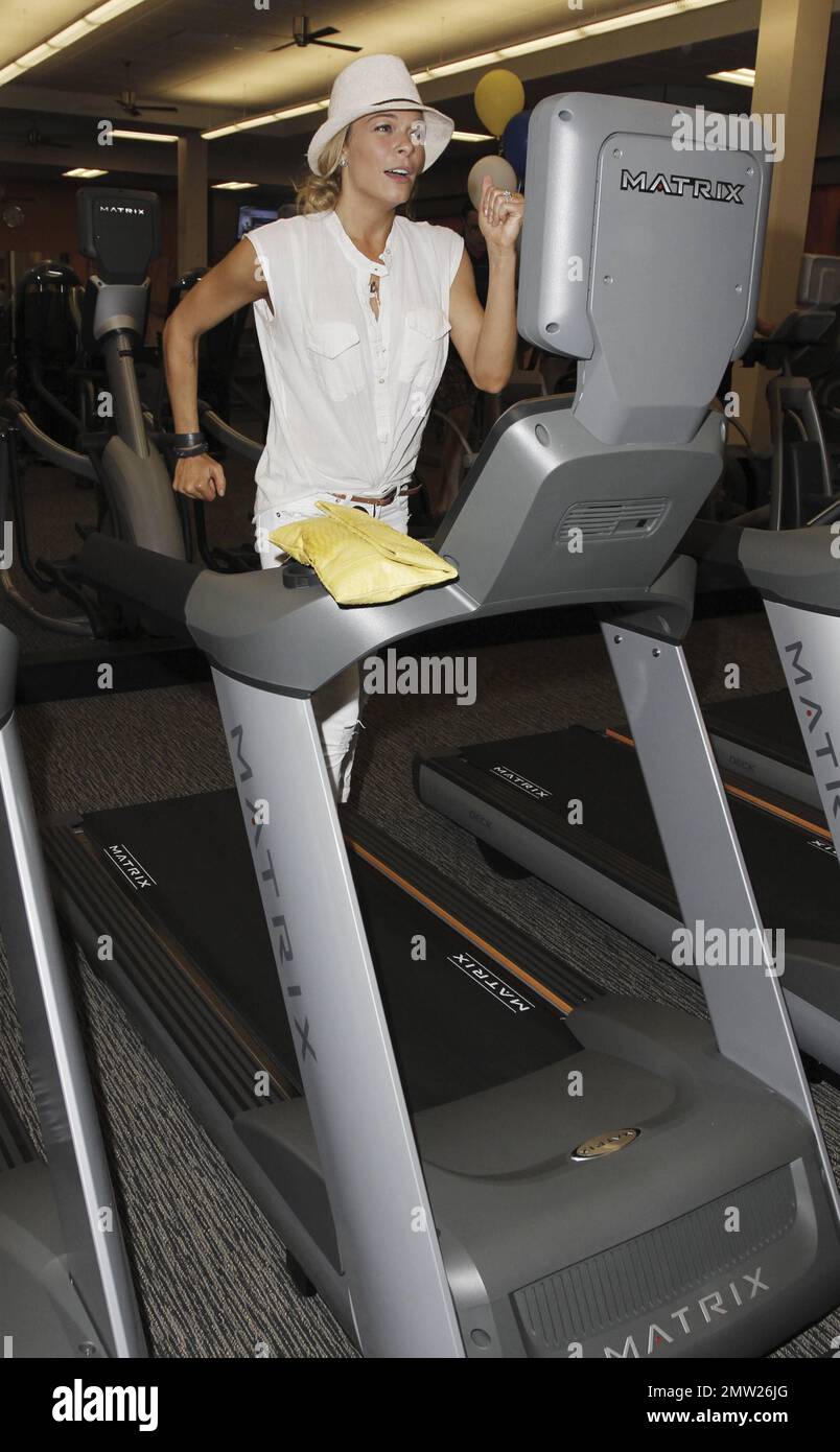 LeAnn Rimes at the Signature LA Fitness Grand Opening in Woodland Hills ...