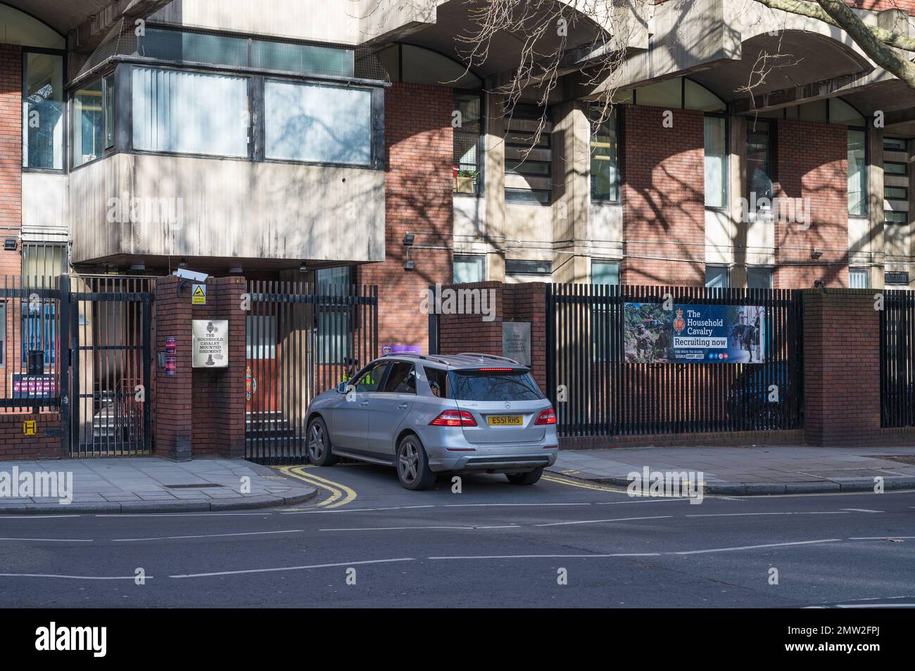 Household cavalry mounted regiment barracks hi-res stock photography ...