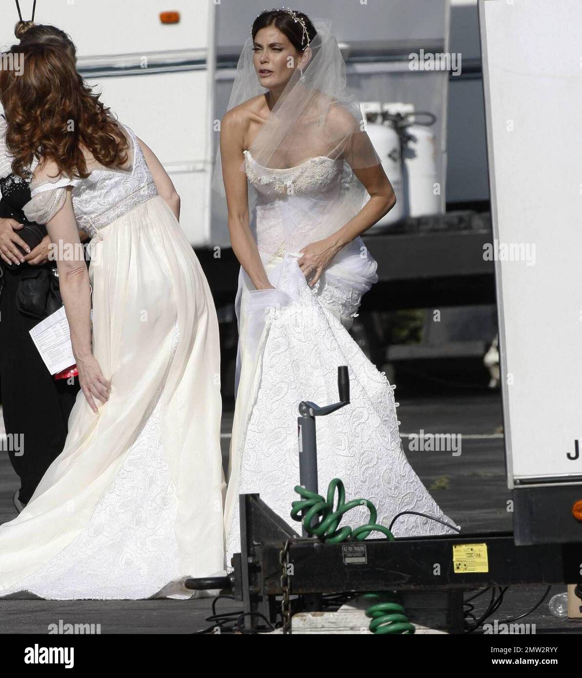 Teri Hatcher dons a wedding gown to film a scene for Desperate ...