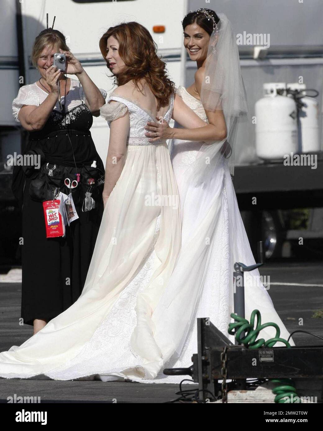 Teri Hatcher dons a wedding gown to film a scene for Desperate ...