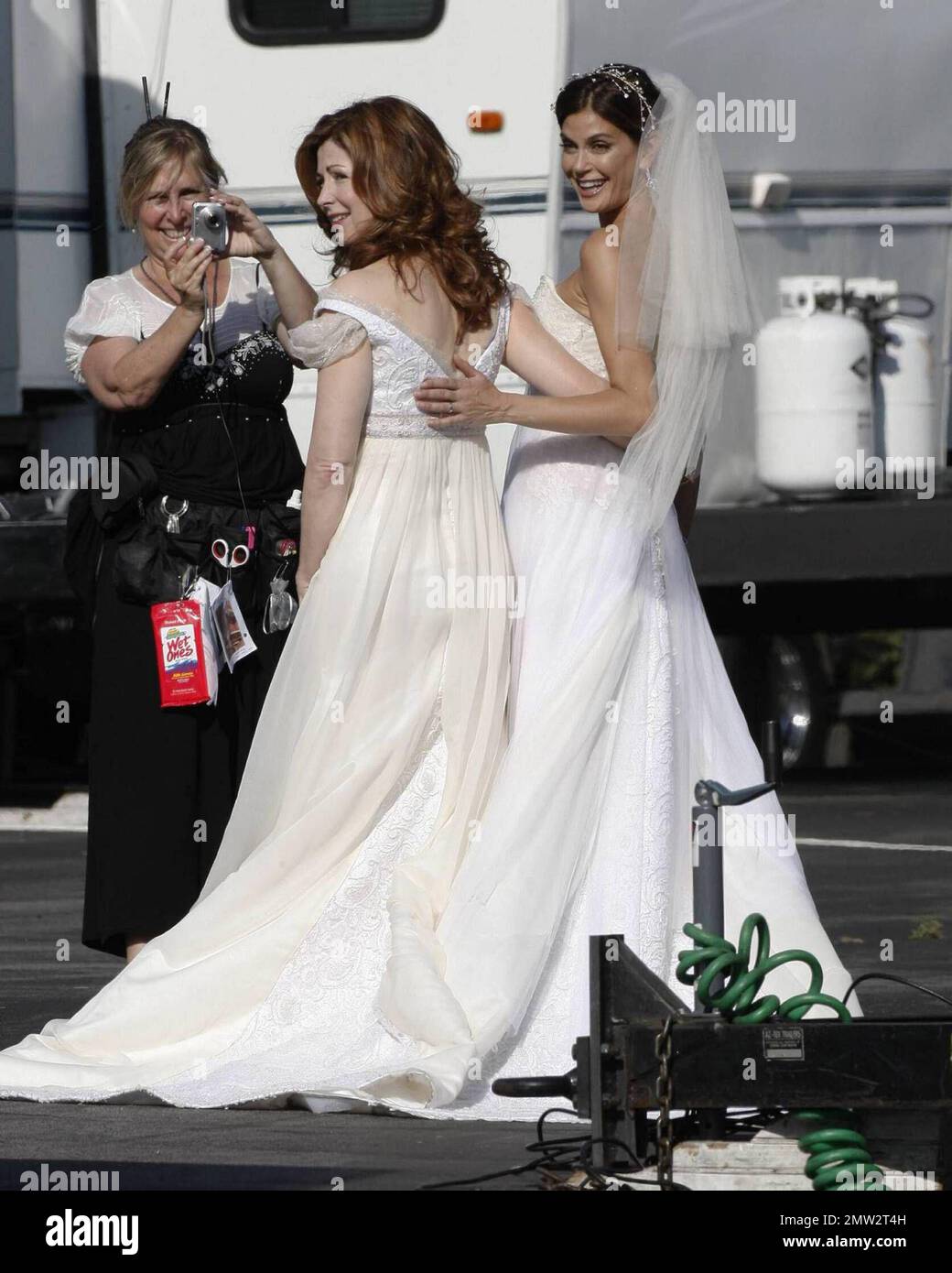 Teri Hatcher dons a wedding gown to film a scene for Desperate ...