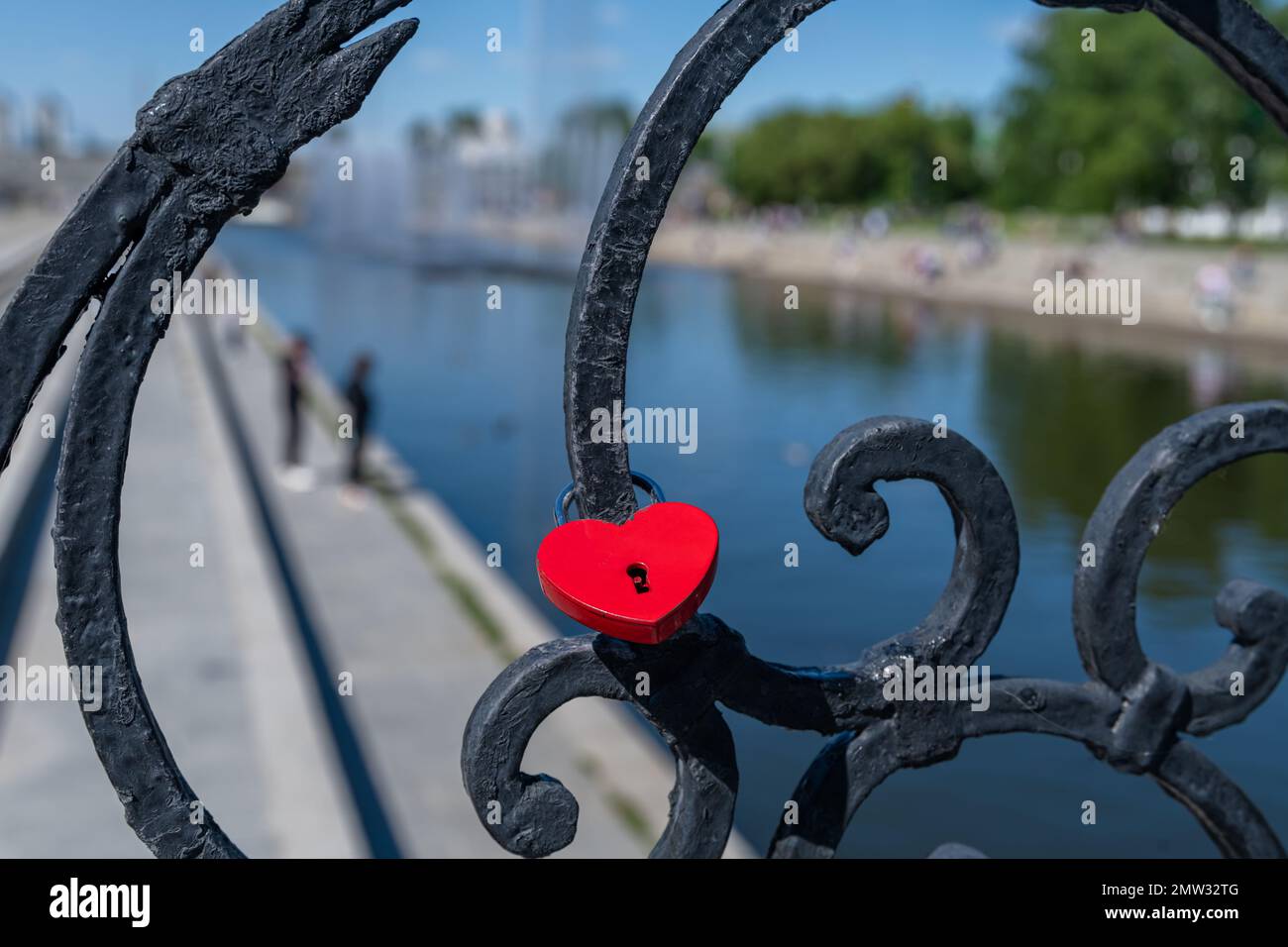 red heart lock on the railing of the bridge Stock Photo - Alamy