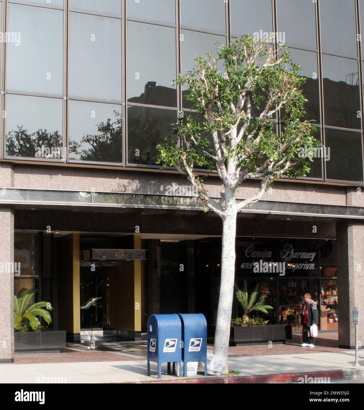 Exclusive!! Whitney Houston goes to a medical building in Beverly Hills ...