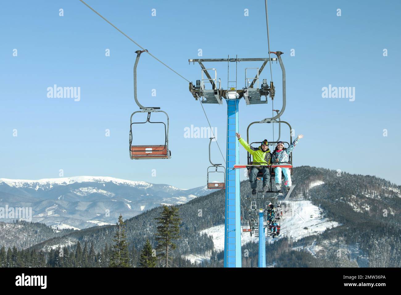 People using chairlift hi-res stock photography and images - Alamy