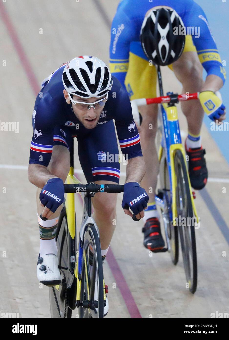 Benjamin Thomas of France, left, competes in the Men's Omnium Tempo ...