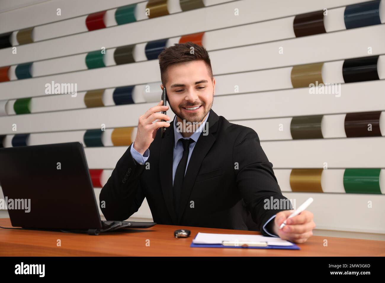 Salesman talking hi-res stock photography and images - Alamy