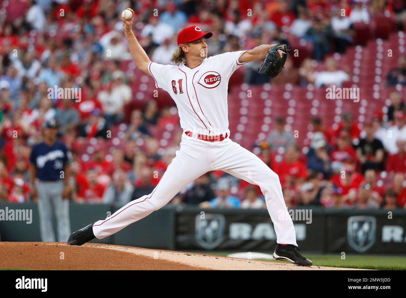 Cincinnati Reds starting pitcher Bronson Arroyo throws in the first ...