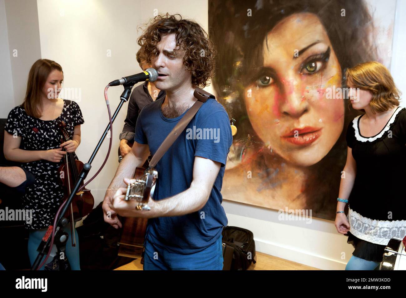 Amy blue 2011 amy winehouse hi-res stock photography and images - Alamy