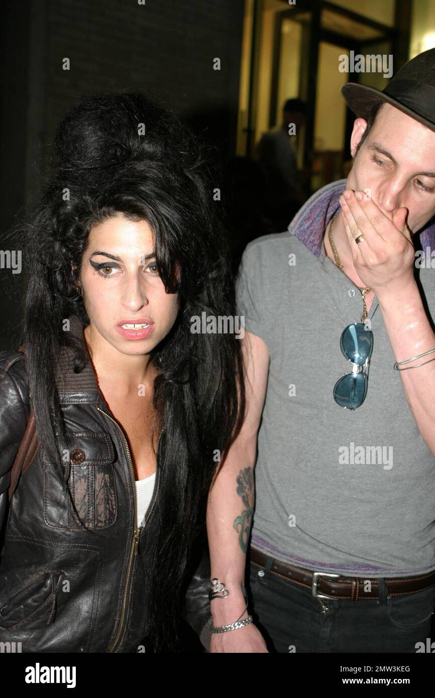 Singer Amy Winehouse takes a stroll in New York with fiance Blake ...