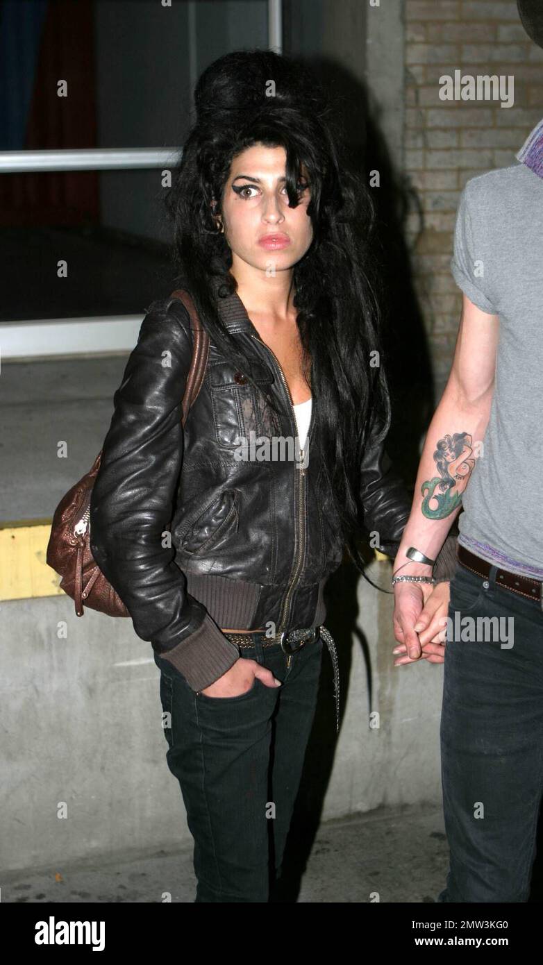 Singer Amy Winehouse takes a stroll in New York with fiance Blake ...