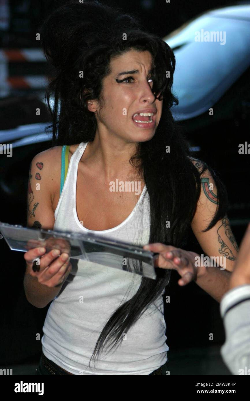 Singer Amy Winehouse takes a stroll in New York with fiance Blake ...