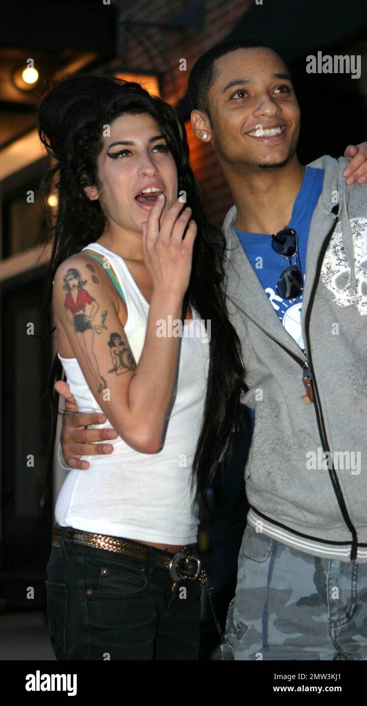 Singer Amy Winehouse takes a stroll in New York with fiance Blake ...