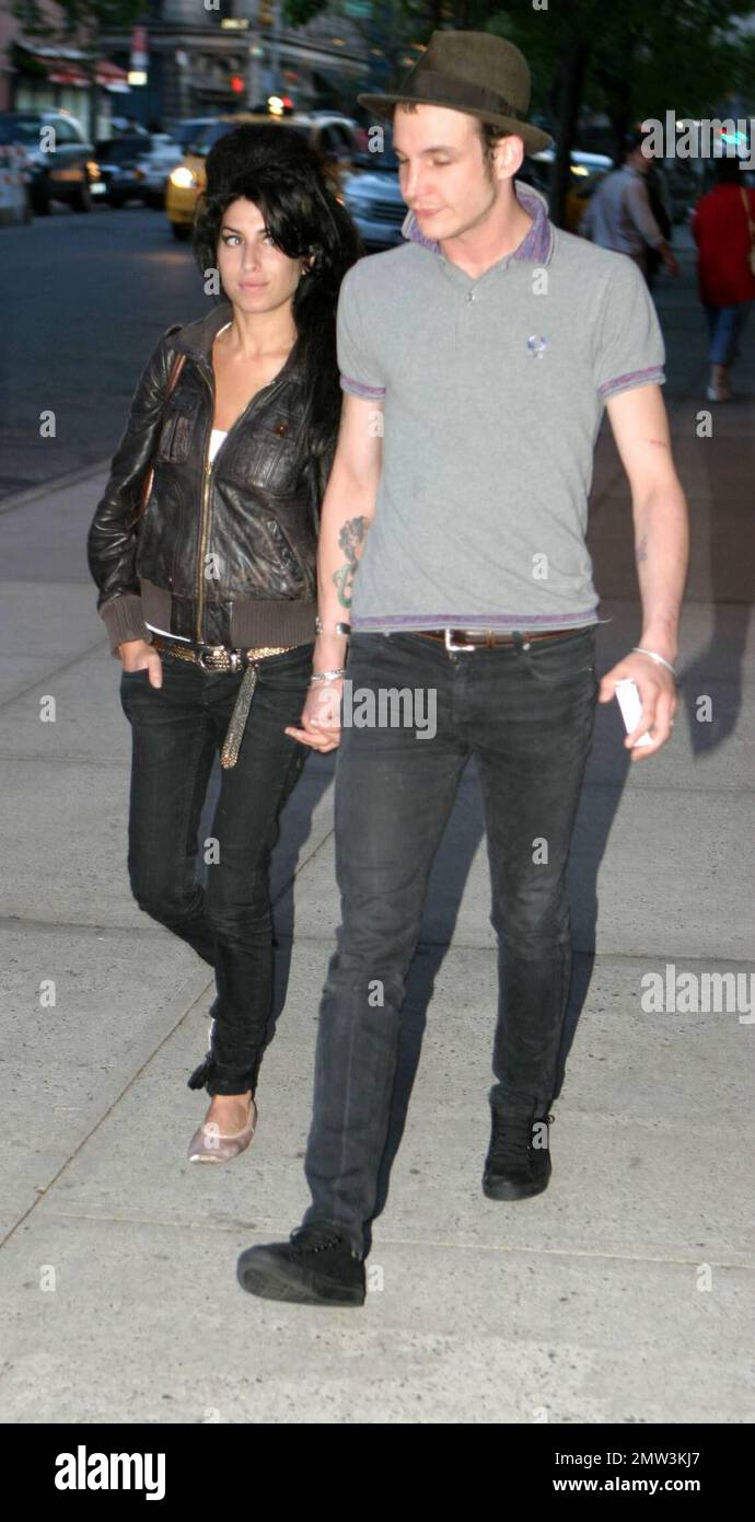 Singer Amy Winehouse takes a stroll in New York with fiance Blake ...