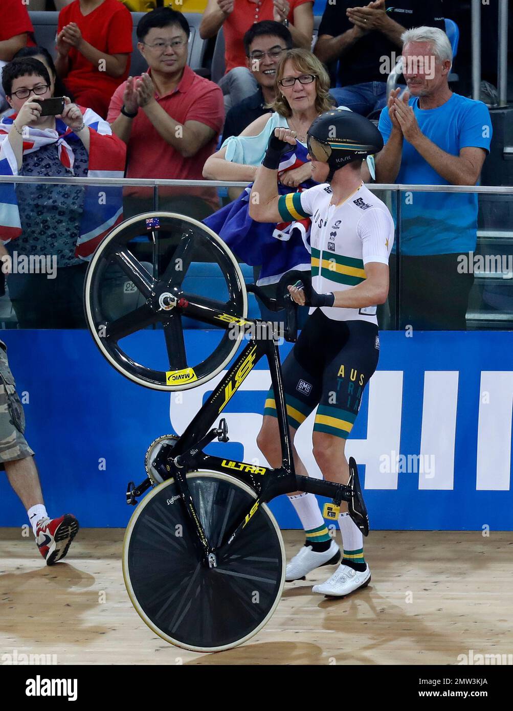 Australia's Cameron Meyer celebrates after winning the men's points ...