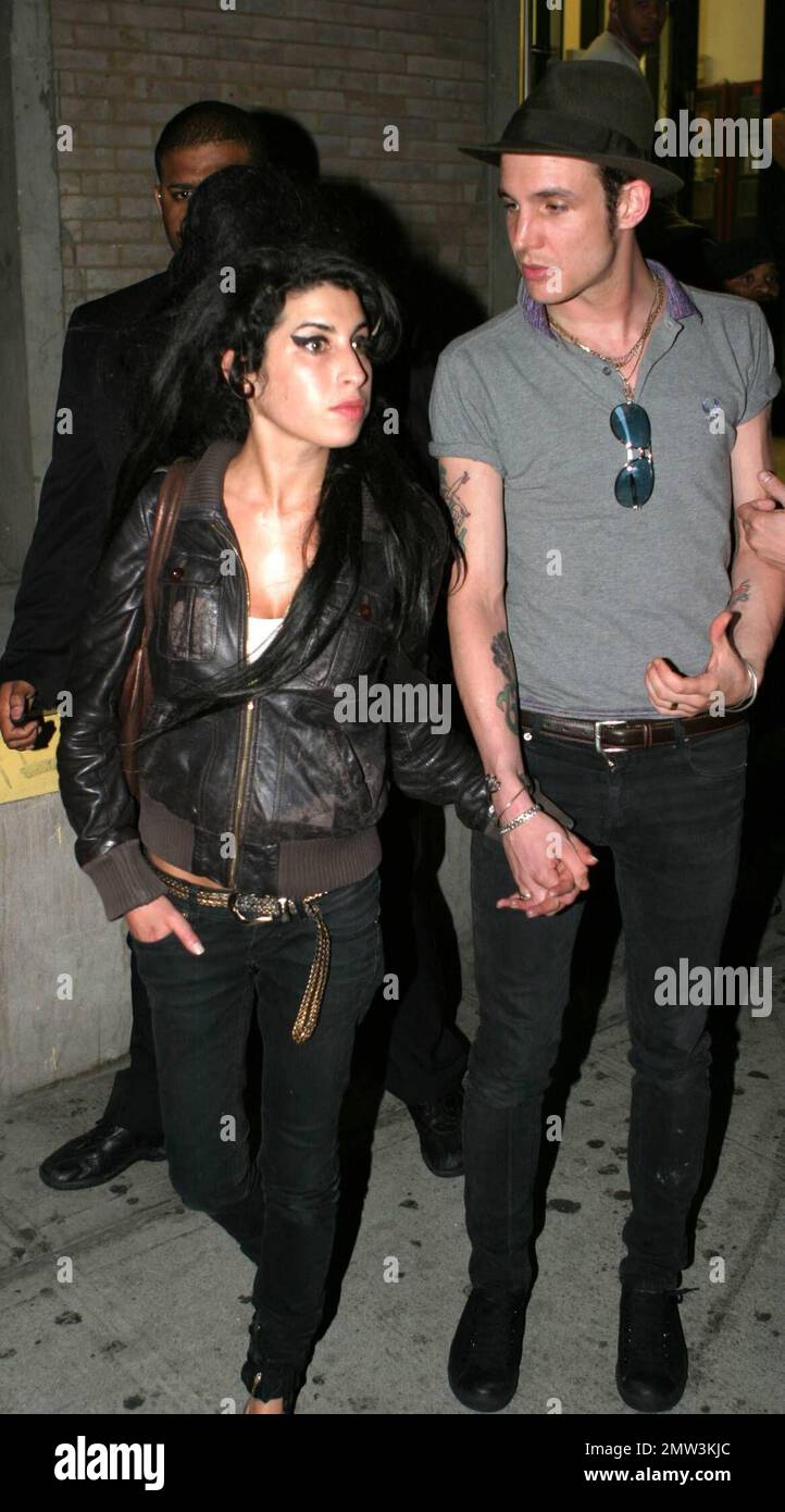 Singer Amy Winehouse takes a stroll in New York with fiance Blake ...