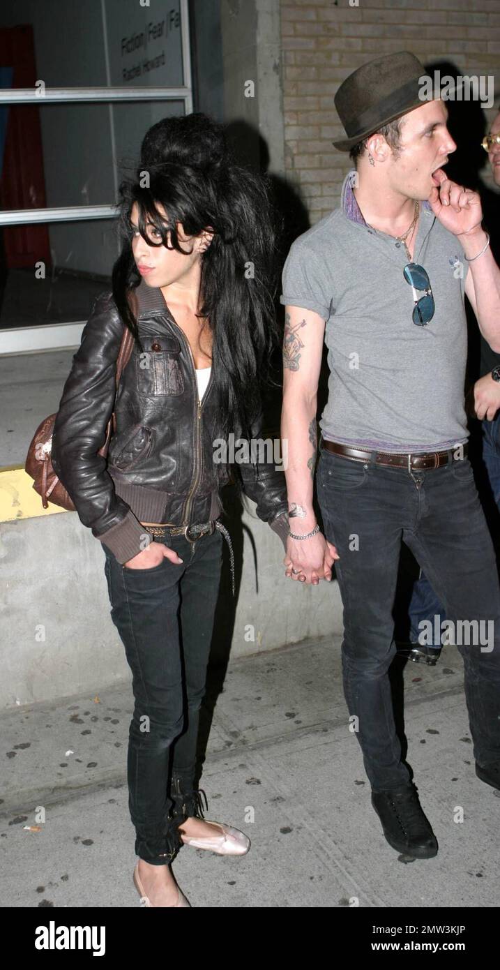 Singer Amy Winehouse takes a stroll in New York with fiance Blake ...