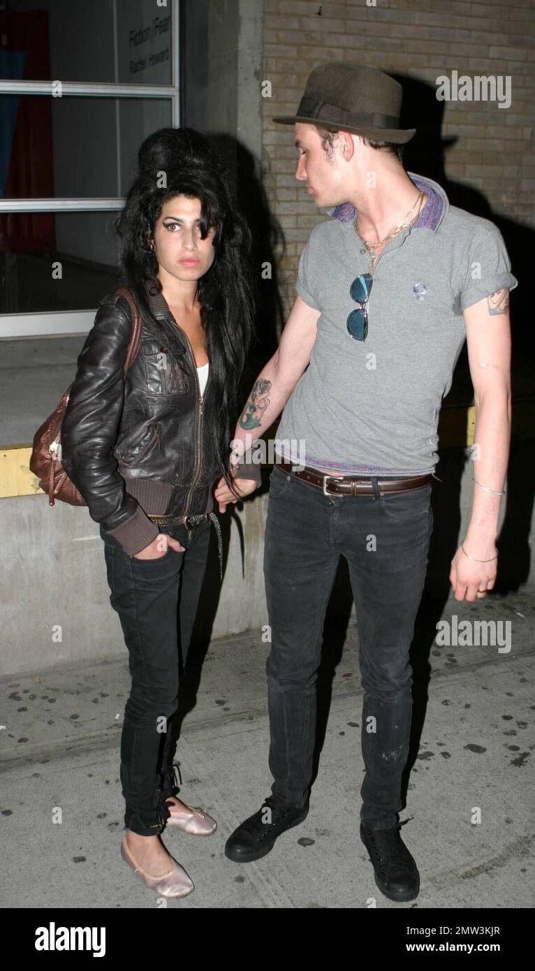 Singer Amy Winehouse takes a stroll in New York with fiance Blake ...