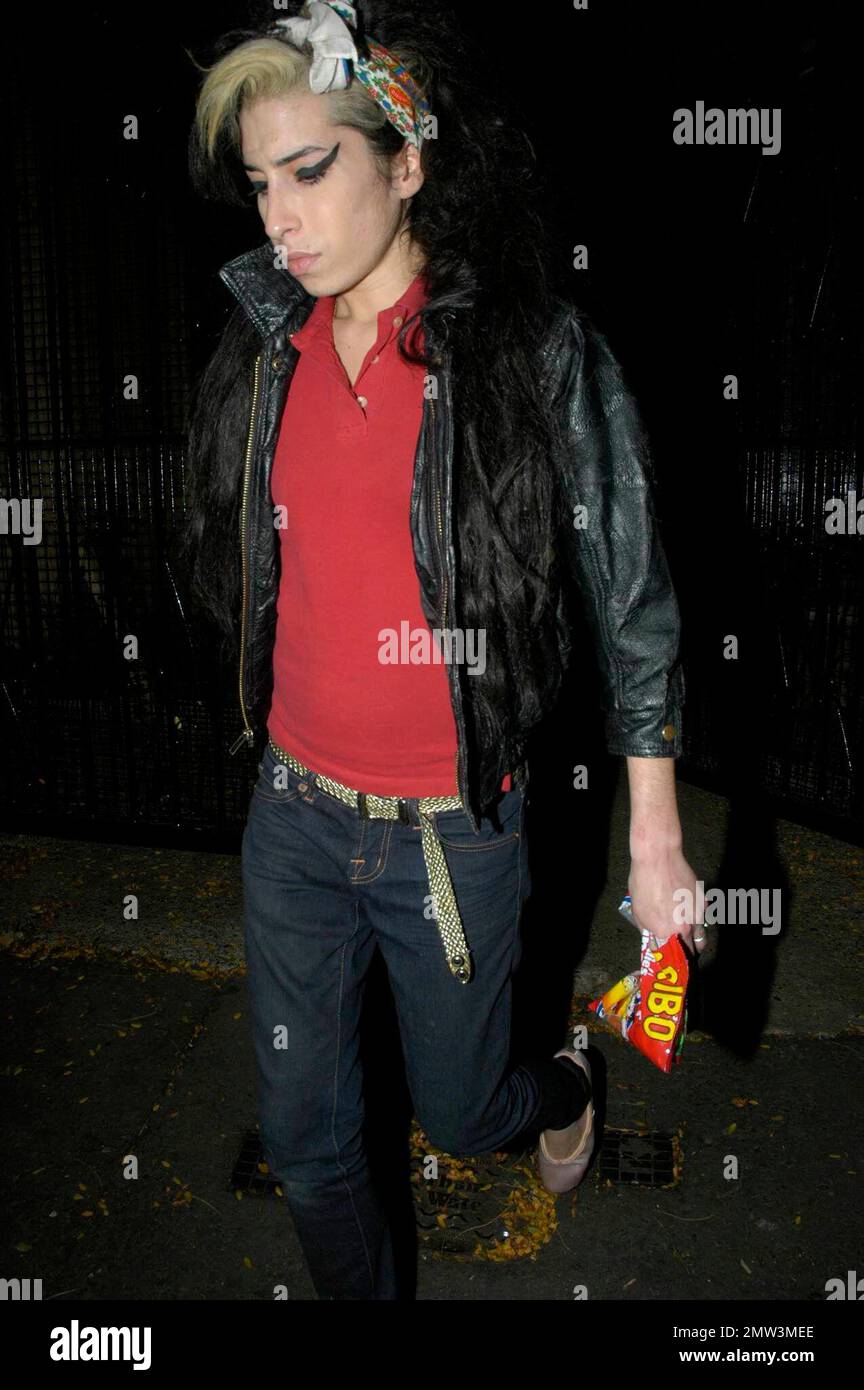 Singer Amy Winehouse leaves her North London home clutching a bag of ...