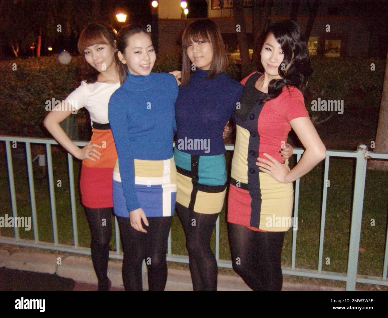 Korean singing senstation The Wonder Girls pose with Nick Canon at ...