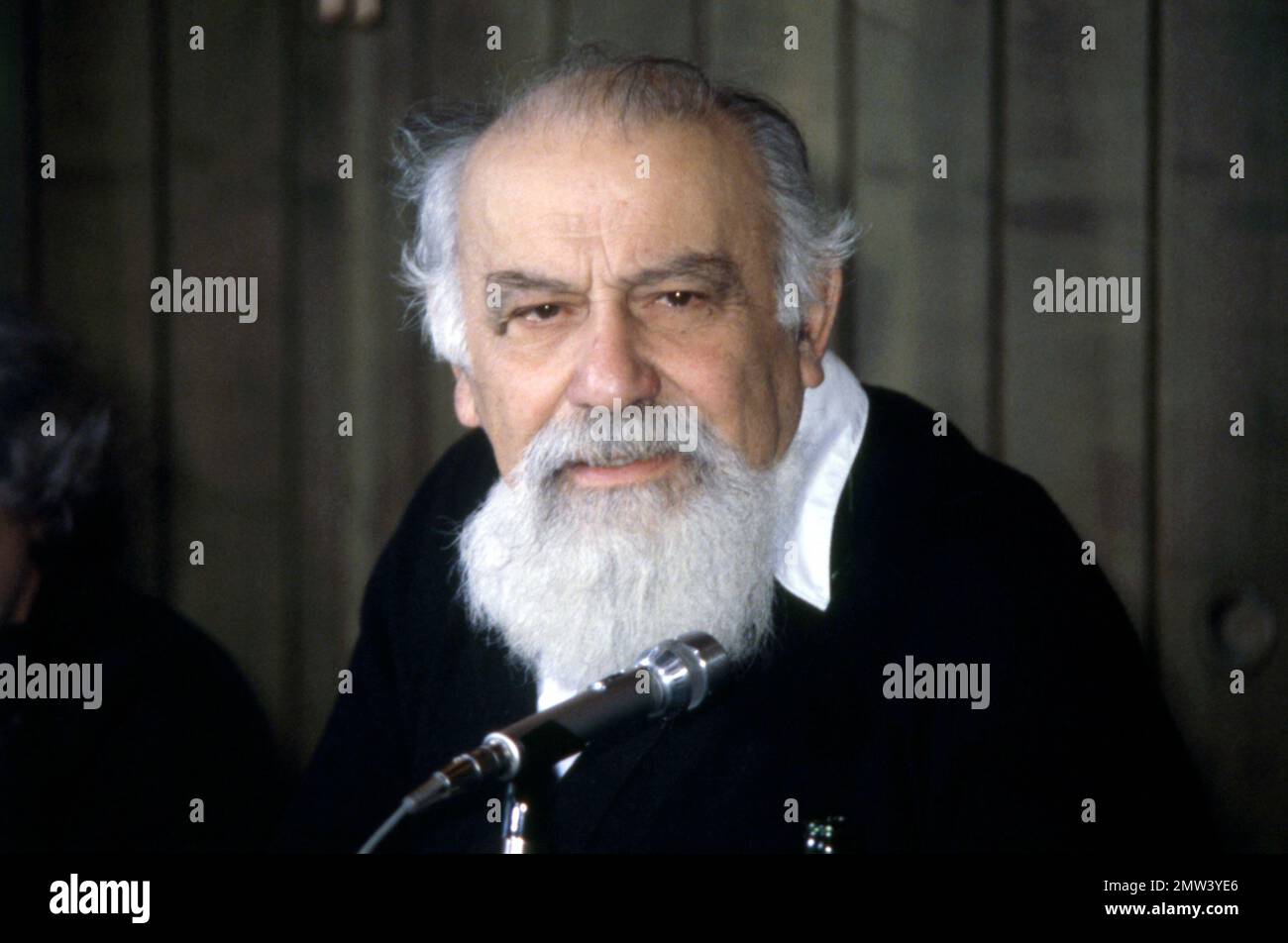 Soviet dissident Lev Kopelev pictured during a news conference in Bonn ...