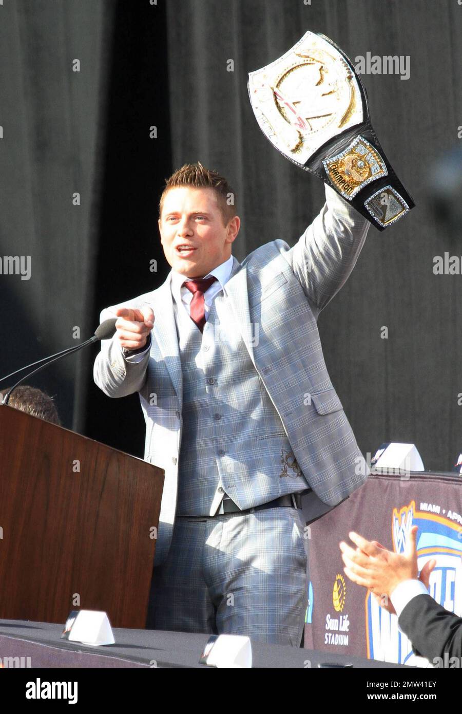 Music mogul Emilio Estefan joins legendary Dolphins Quarterback Dan ...