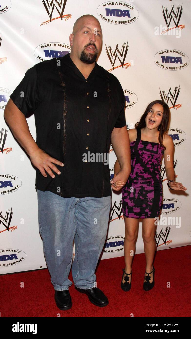 Big Show (aka Paul Wight) and Ariel Winter make a size comparison on ...