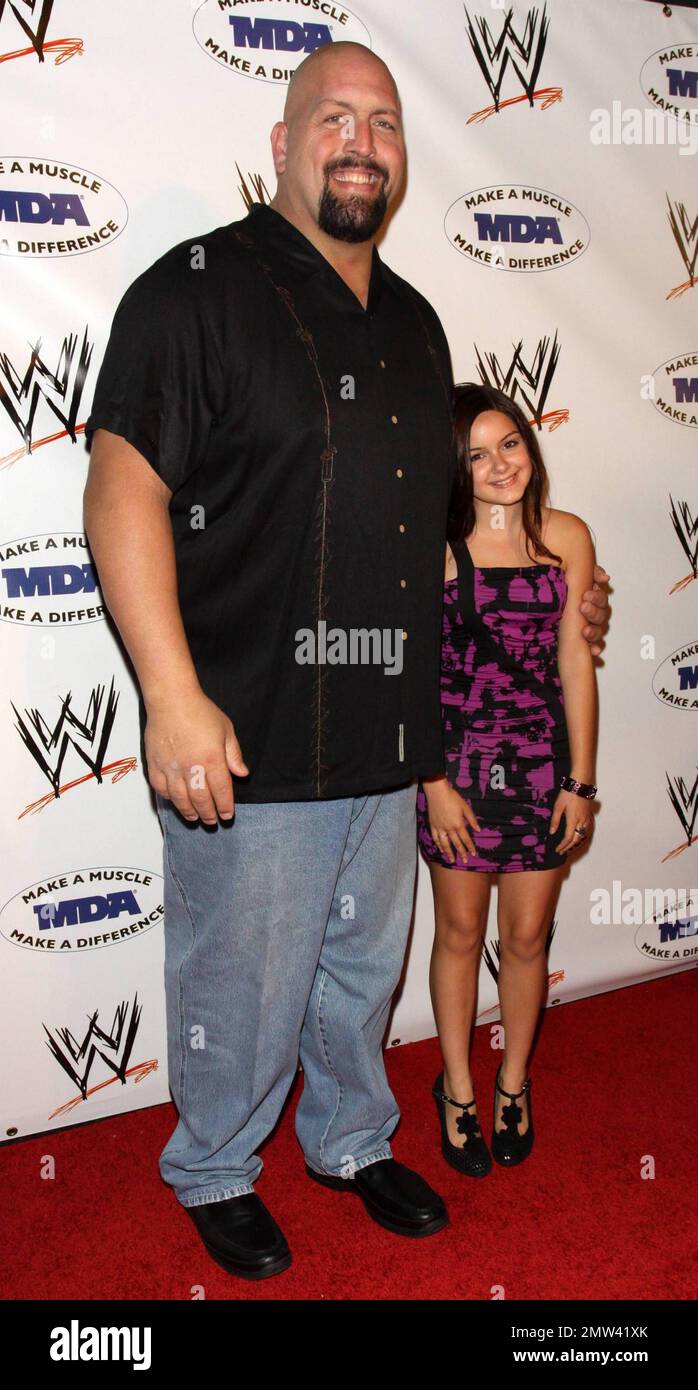Big Show (aka Paul Wight) and Ariel Winter make a size comparison on ...