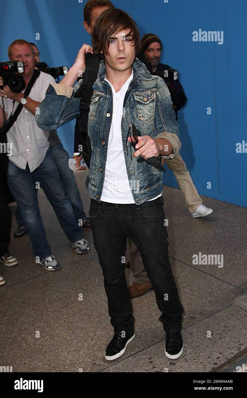 Zac Efron arrives to catch his flight at Los Angeles International ...