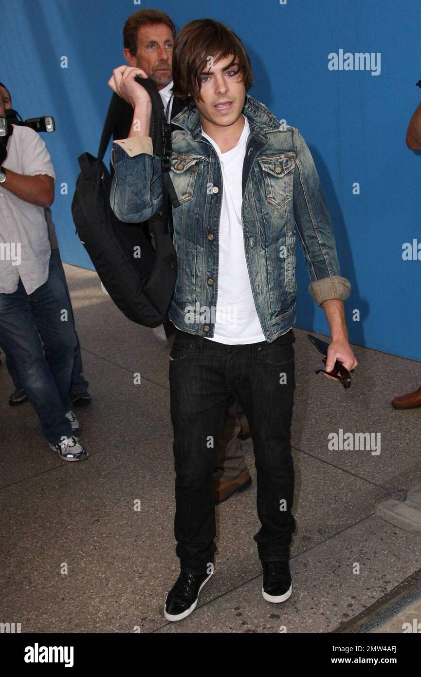 Zac Efron arrives to catch his flight at Los Angeles International ...
