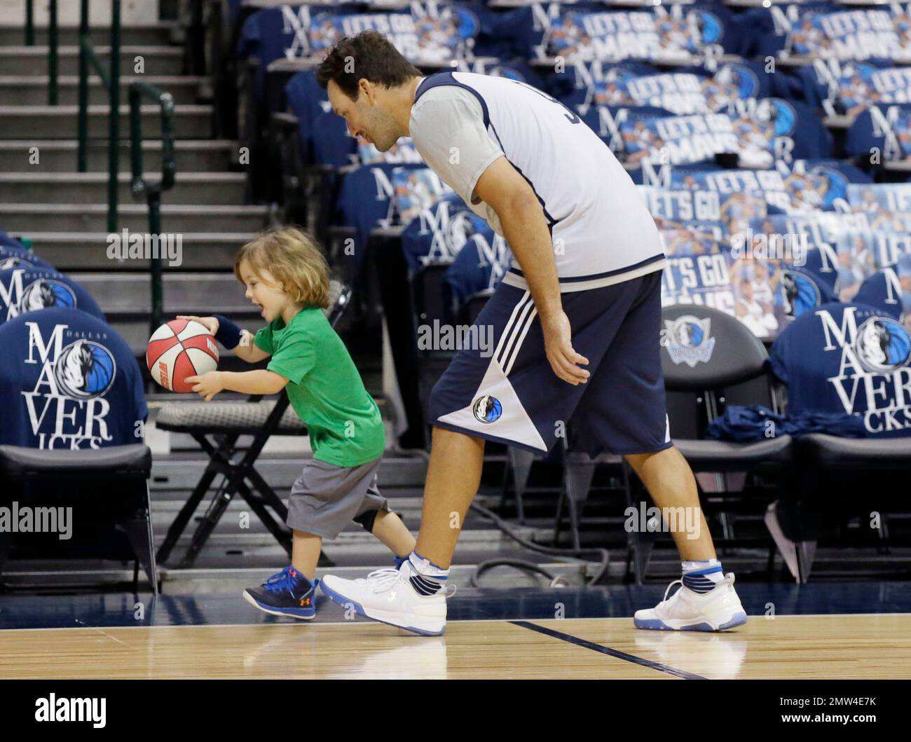 Former Dallas Cowboys quarterback Tony Romo, right, plays with his son ...