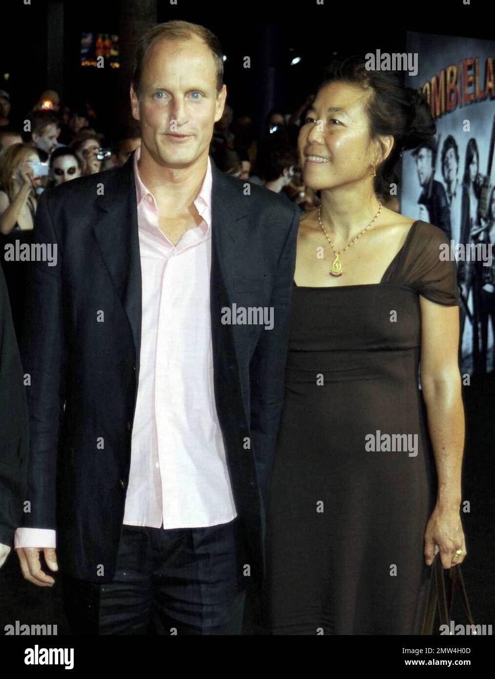 Bill Maher, Woody Harrelson, Laura Louie at the Zombieland premiere at ...