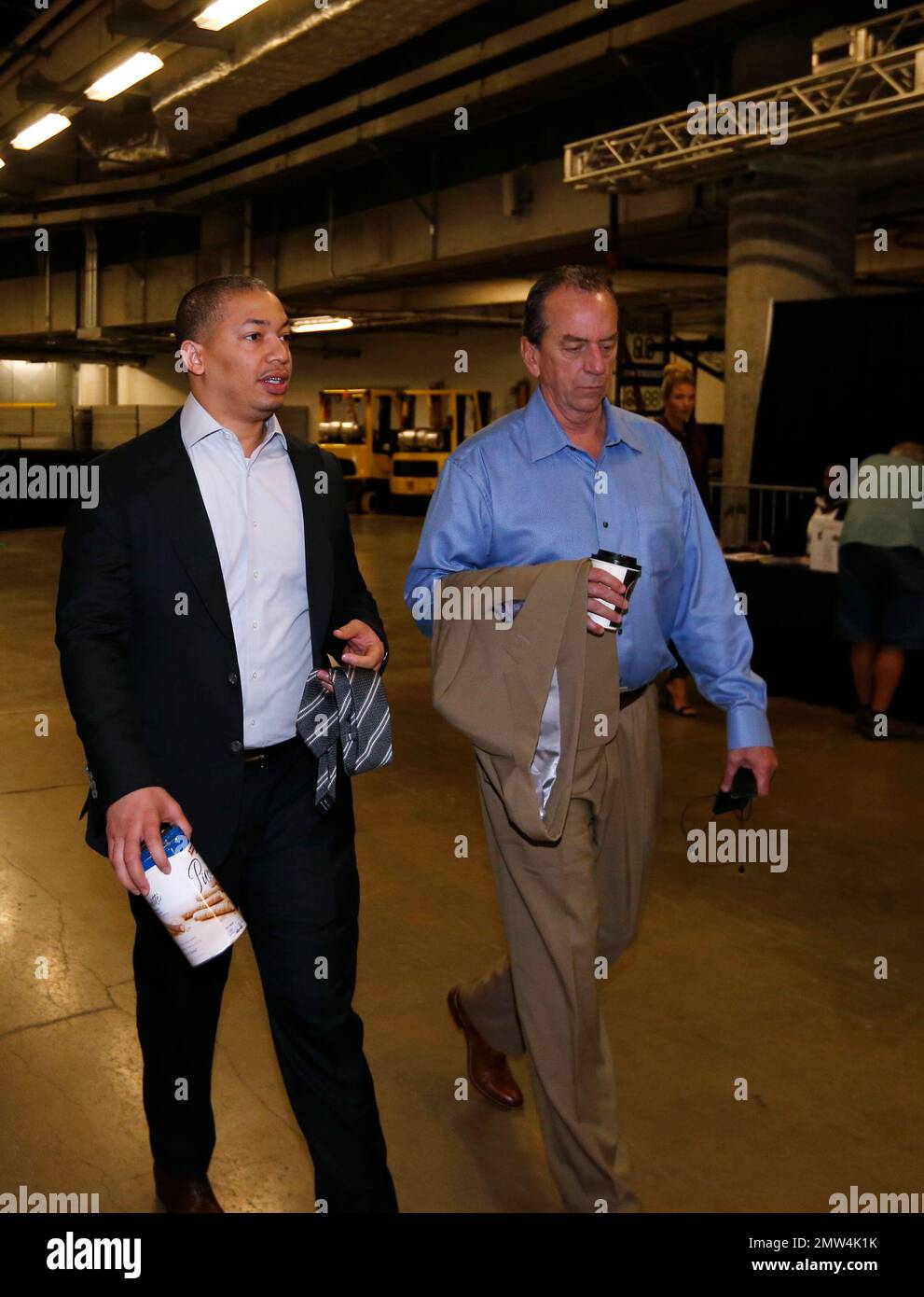 Cleveland Cavaliers head coach Tyronn Lue, left, talks with assistant ...