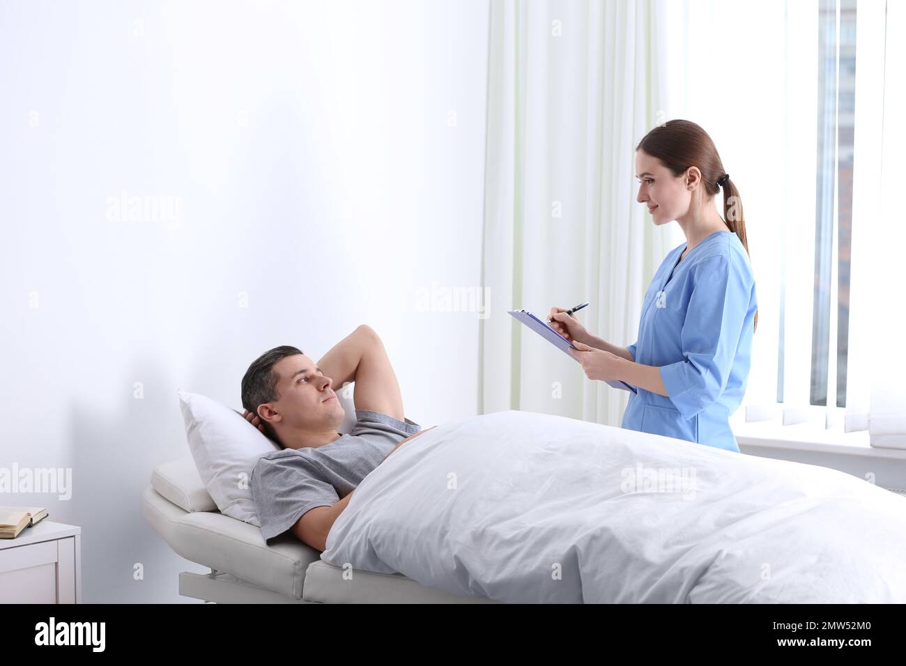 Doctor visiting her patient in hospital ward Stock Photo - Alamy