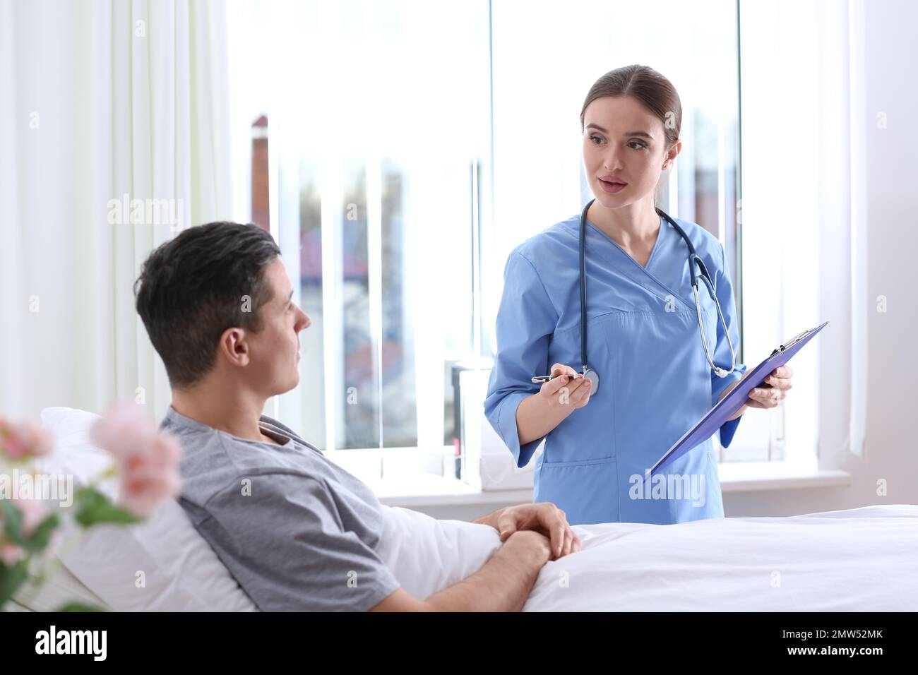 Doctor visiting her patient in hospital ward Stock Photo - Alamy