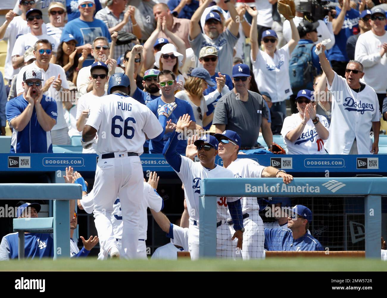 Los Angeles Dodgers head coach Dave Roberts, second from right, and ...