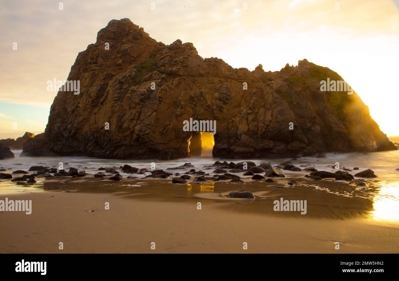 Keyhole rock pfeiffer beach hi-res stock photography and images - Alamy