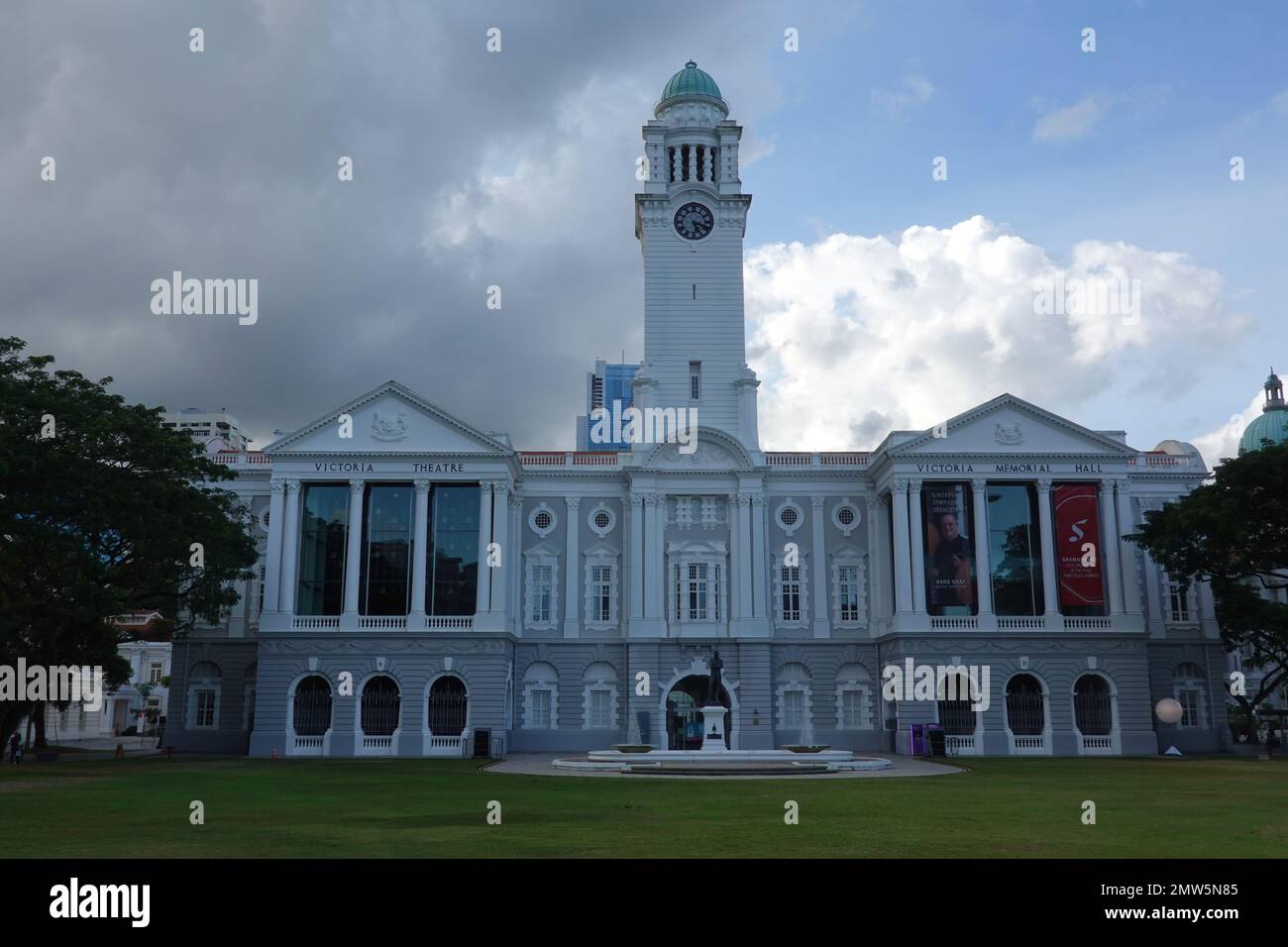 The old Singapore Town Hall now the Victoria Theatre and Victoria ...