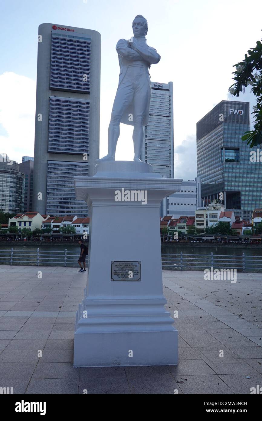 Statue of Sir Thomas Stanford Raffles, founder of modern Singapore Stock Photo - Alamy