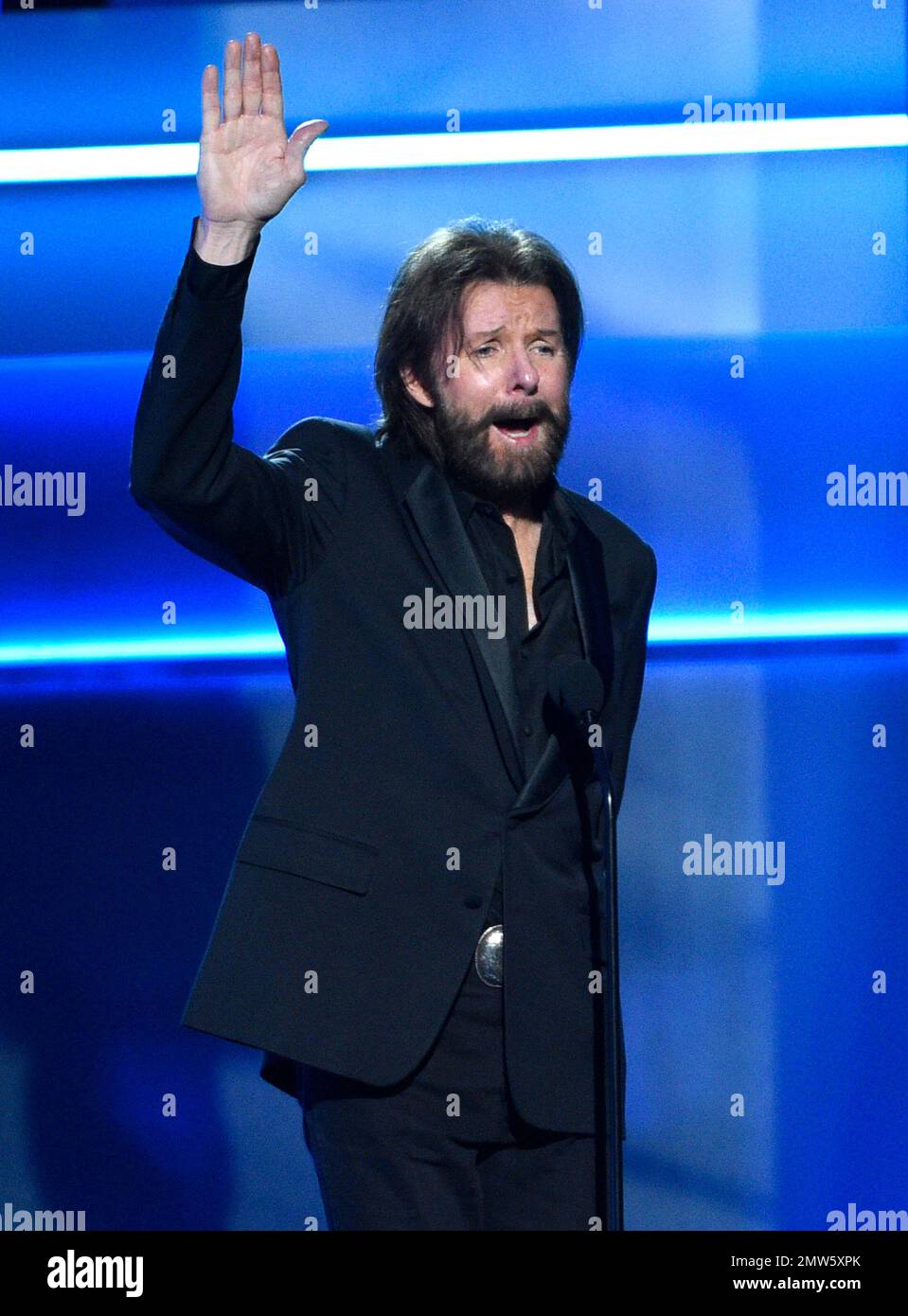 Ronnie Dunn introduces a performance by Reba McEntire and Lauren Daigle ...