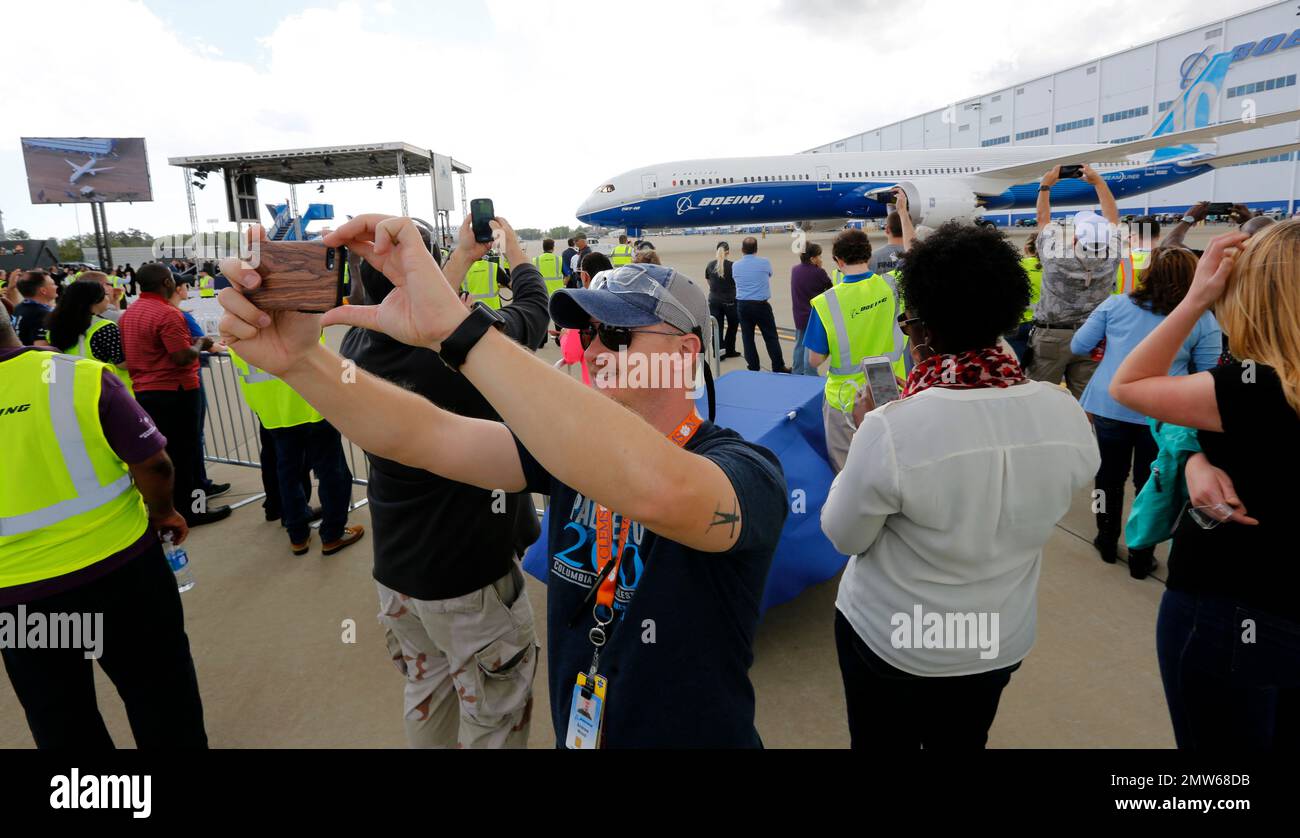 Boeing employees take pictures of the new Boeing 787-10 Dreamliner at ...