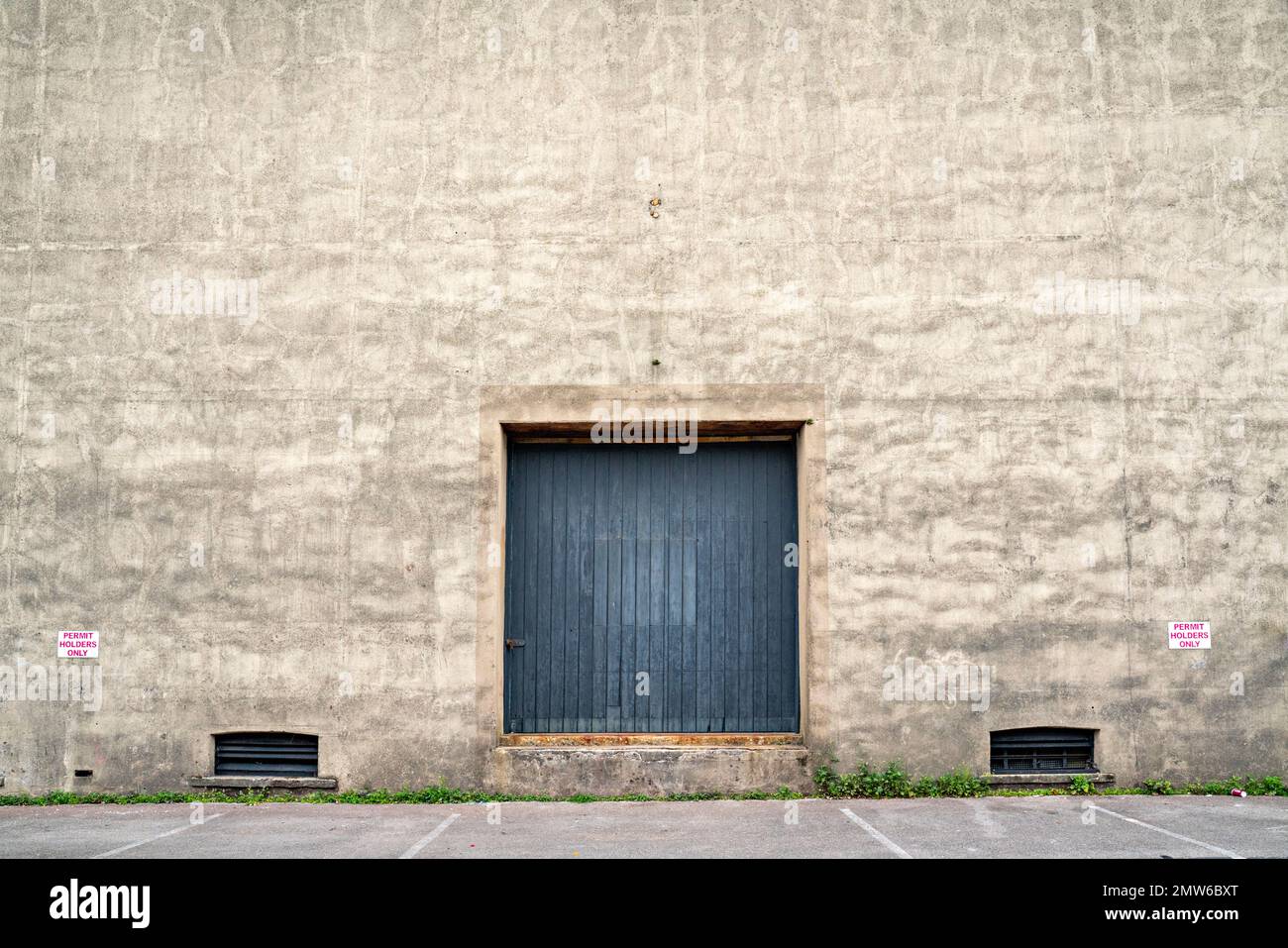 Service bay doors hi-res stock photography and images - Alamy