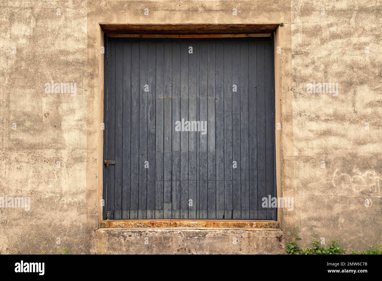 Loading bay doors hi-res stock photography and images - Alamy