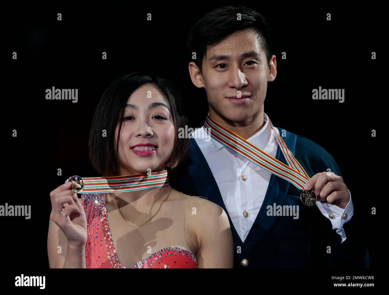 Sui Wenjing and Han Cong, of China, pose with their gold medals during ...