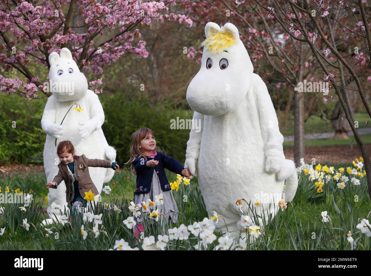 Sofia Lopez, right, and Eve Chick both 3 years old, meet Moominmamma ...