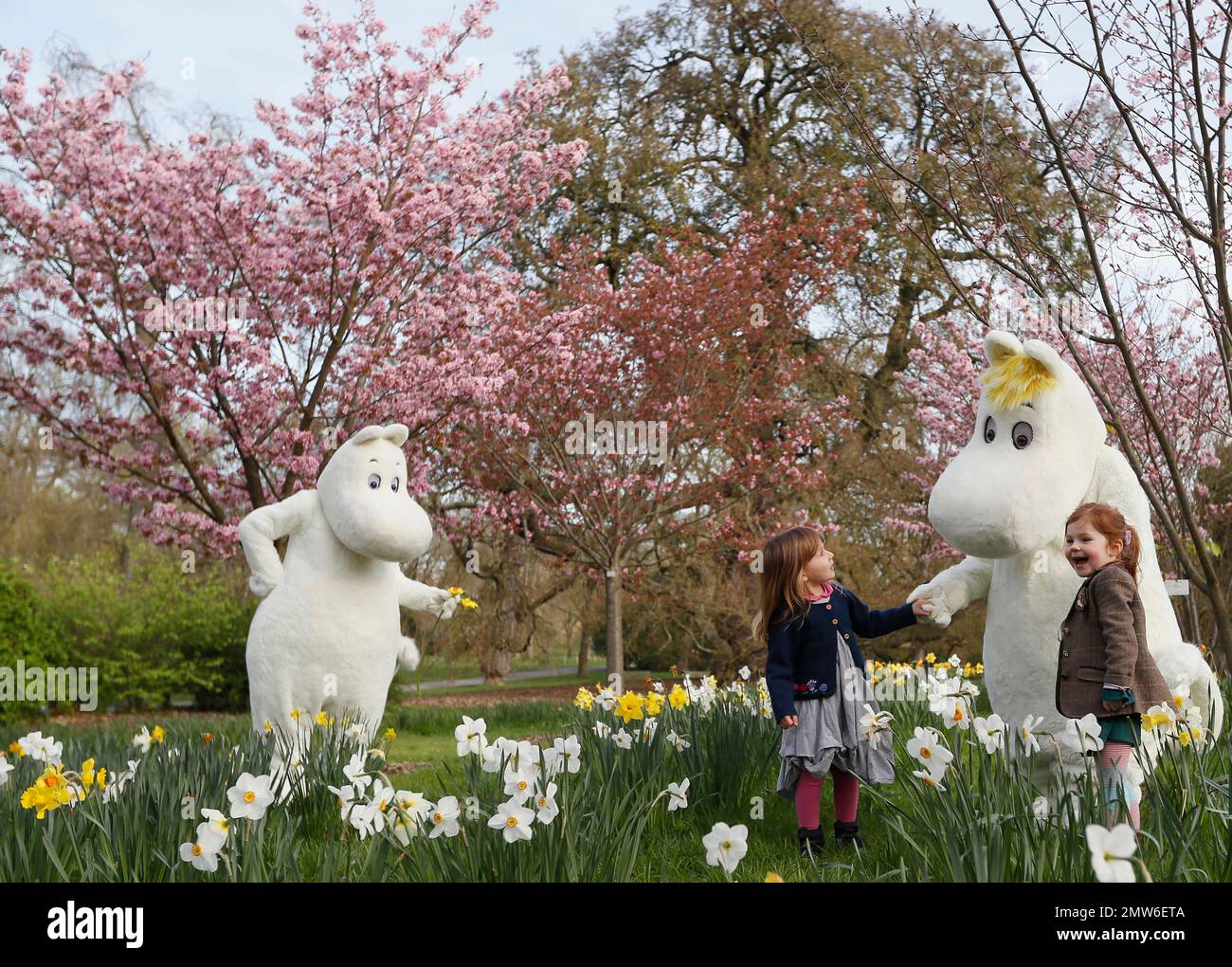 Sofia Lopez, left, and Eve Chick both 3 years old, meet Moominmamma ...