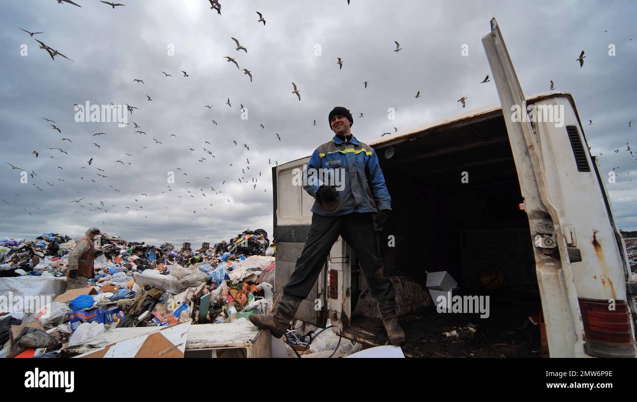 Garbage truck litter waste hi-res stock photography and images - Alamy