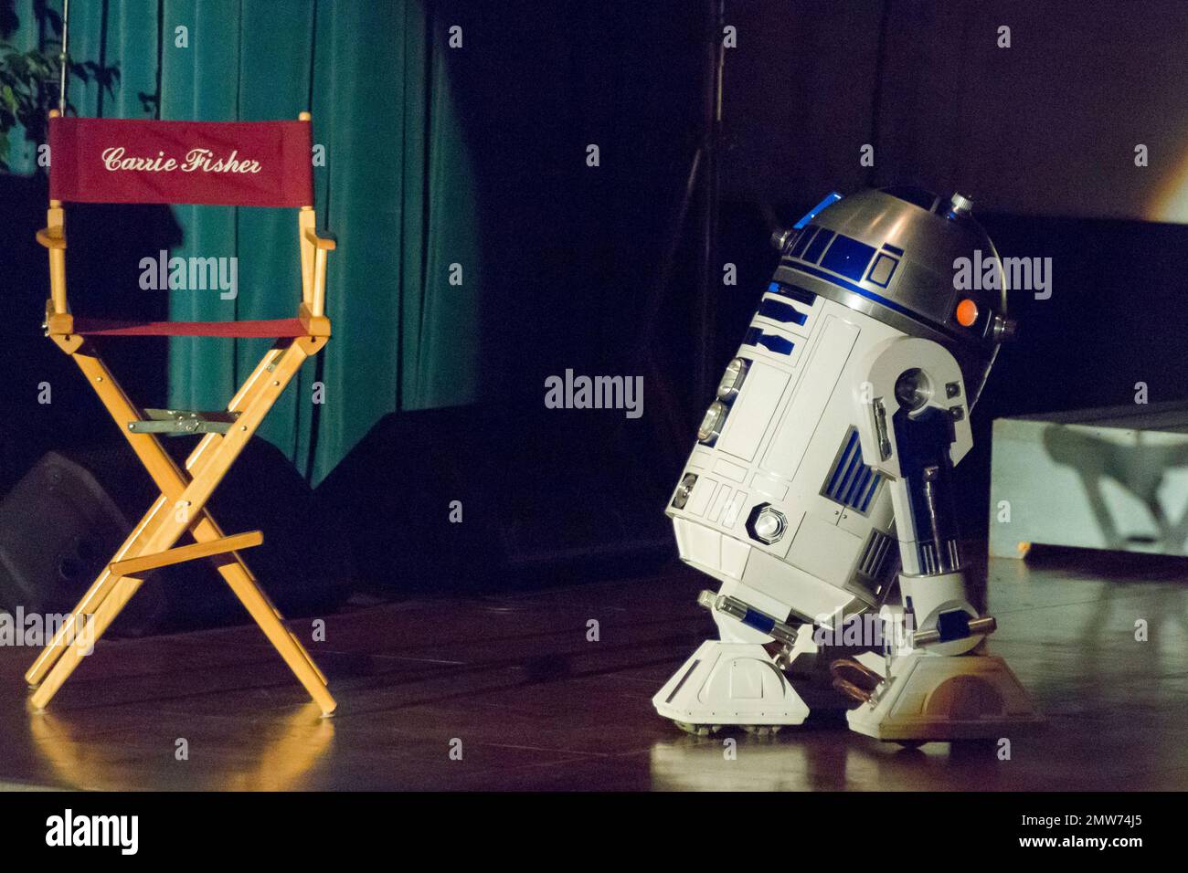R2-D2 gets emotional when approaching to the empty chair of Carrie ...